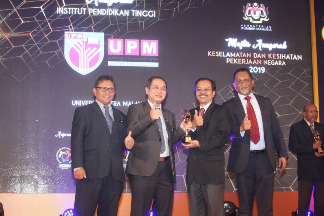 Anugerah disampaikan oleh Ketua Setiausaha Kementerian Sumber Manusia ...