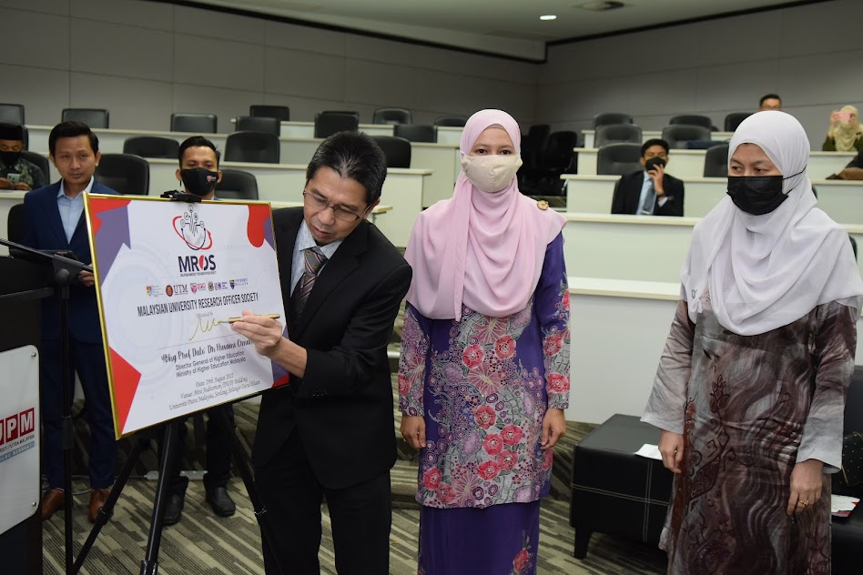 SERDANG, 29 Ogos - Pengarah Pusat Pengurusan Penyelidikan, Universiti ...