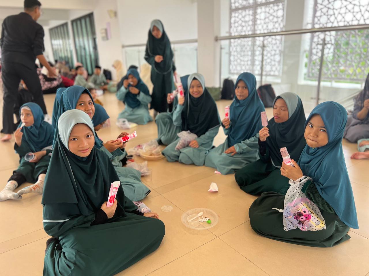 Selain itu, program YOSH Putra® Recharge: YOSH Raya adalah ...