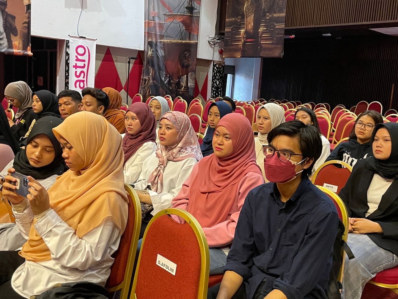 Sesi perkongsian ini telah dikendalikan oleh Penerbit Program Mega Spontan, Noradyman Md ...