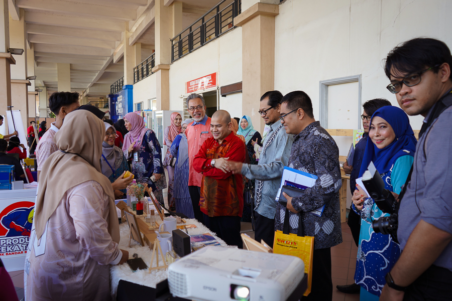 Timbalan Naib Canselor (Akademik dan Antarabangsa), UPM, Prof. Dr. Ismi ...